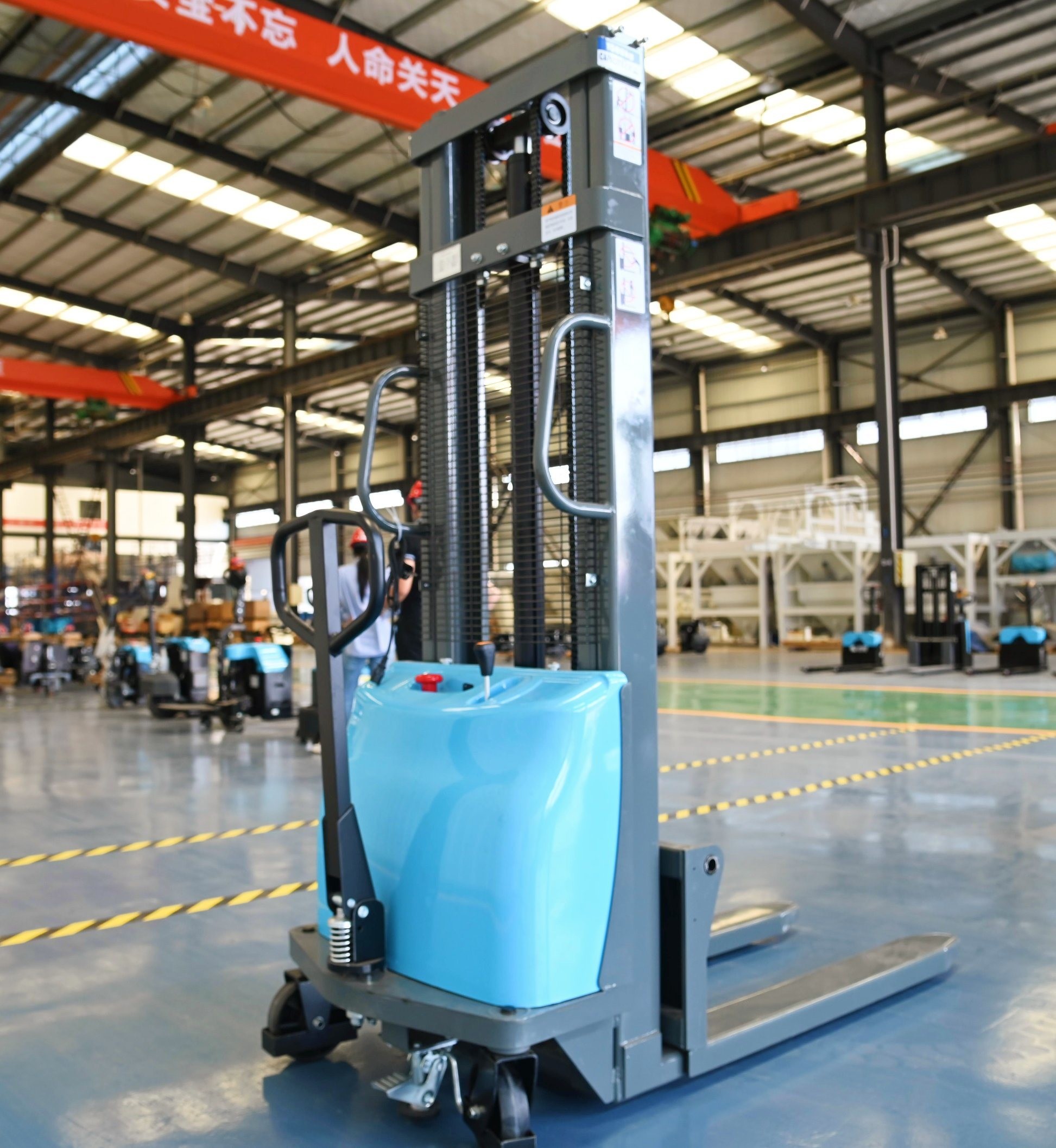 Battery Operated Semi Electric Pallet Stacker 2500mm Lift Height For ...